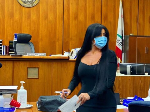 महिला वकील का फिगर देख कोर्ट में मौजूद पुरुष करने लगते हैं फ्लर्ट ...