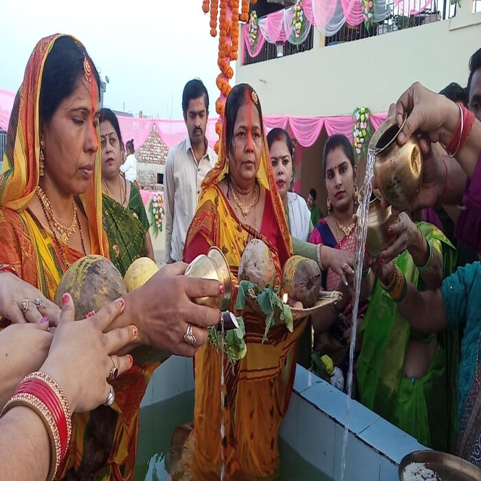 PHOTOS: छठ पर्व के तीसरे दिन अस्ताचलगामी सूर्य को नदी-तालाबों और छतों ...