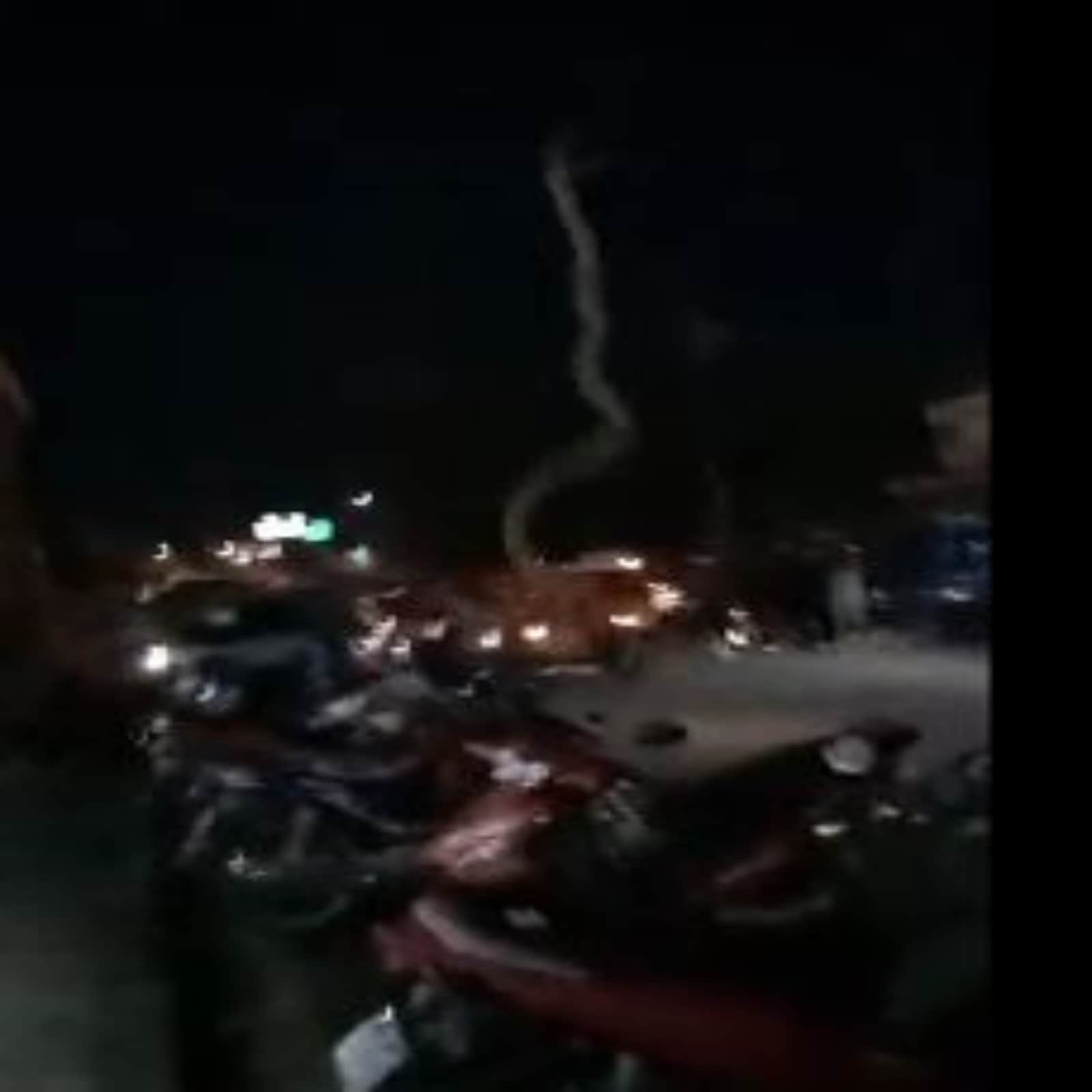 'आसमान' से गिरा विशालकाय सांप... चीखते-चिल्लाते भागे लोग- वायरल वीडियो ...