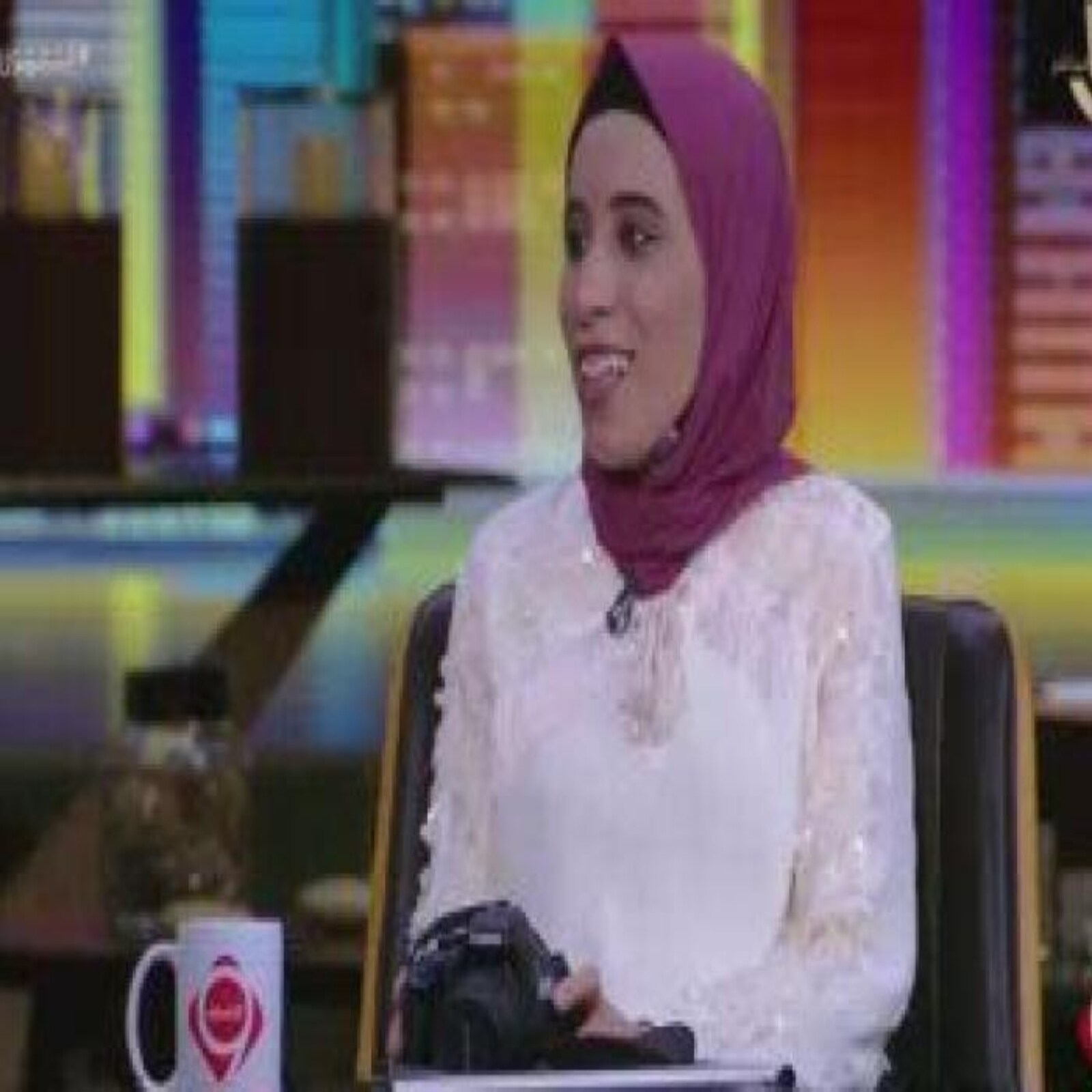 आंख नहीं है, फिर भी खींचती हैं लोगों की खूबसूरत तस्वीरें, 2 मीटर की दूरी पर खड़ी होकर कहती है ...