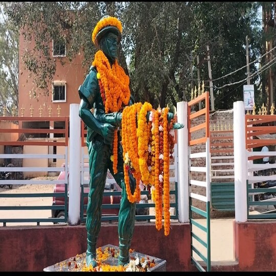 परमवीर चक्र विजेता अलबर्ट एक्का की प्रतिमा को किया क्षतिग्रस्‍त, हाथ ...