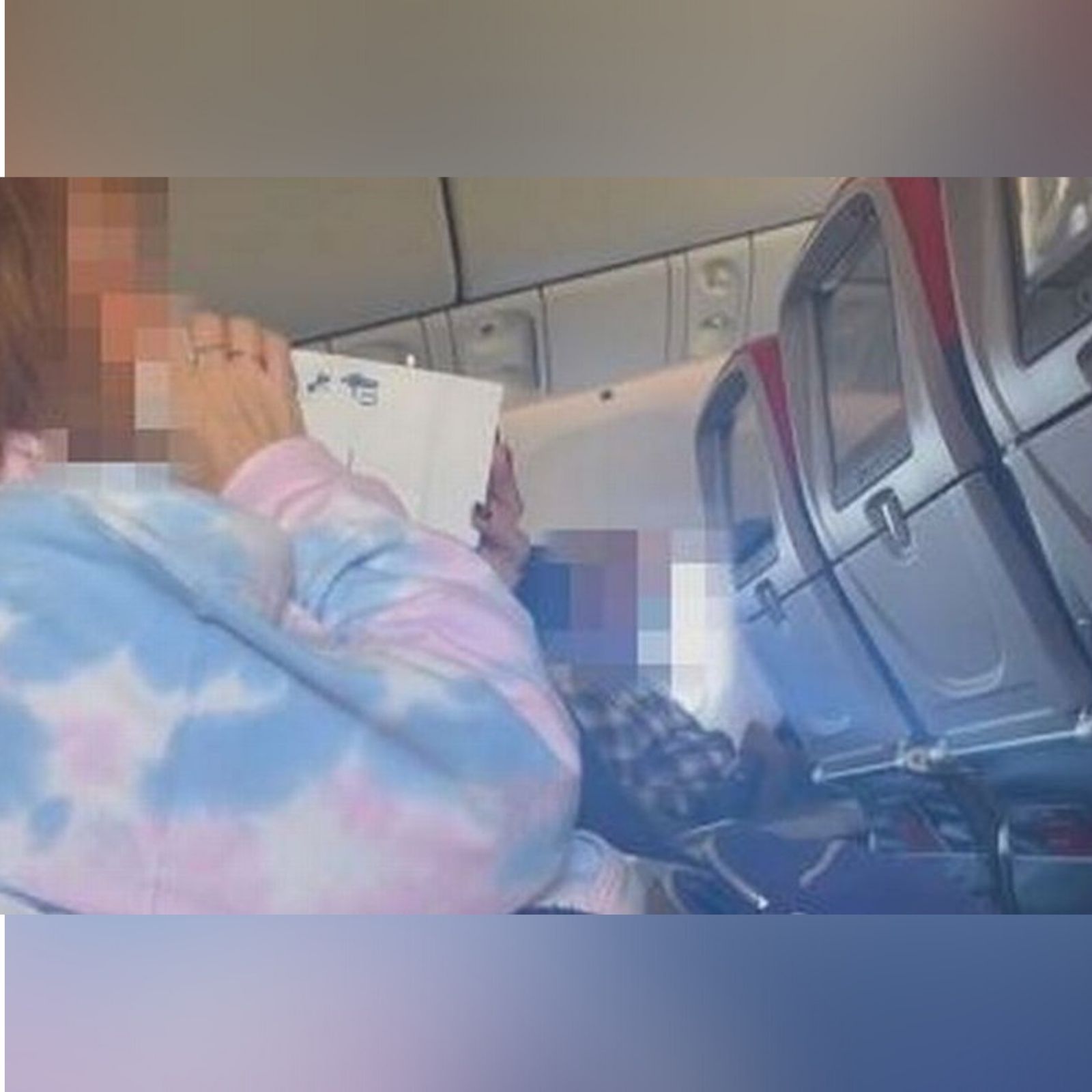 तूफान के बीच फ्लाइट में बैठे यात्रियों का हुआ बुरा हाल, उल्टी करते-करते ...