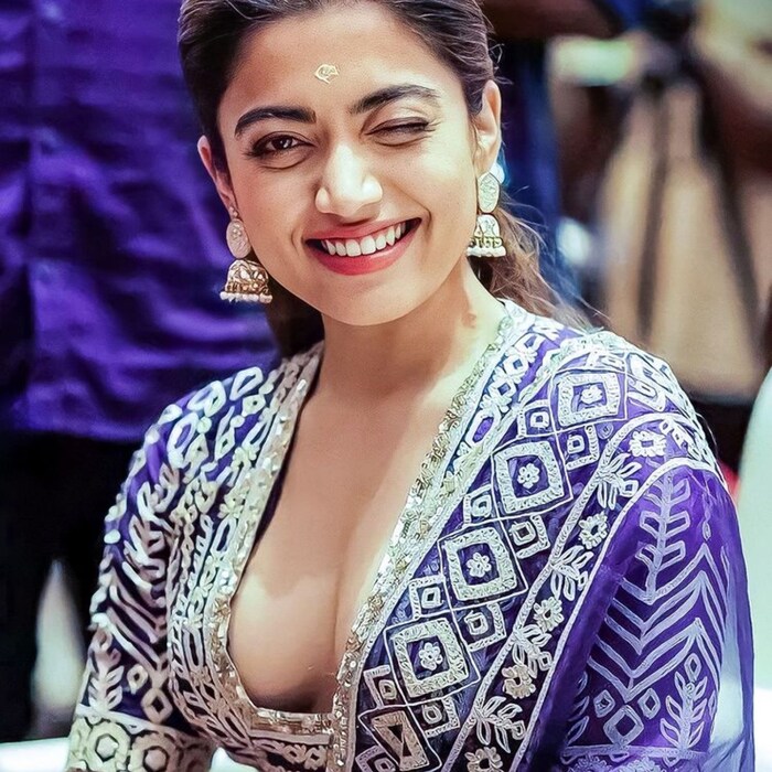 Allu Arjun Pushpa Actress Rashmika Mandanna Flaunts Her Cleavage And her bold pics goes viral on ...