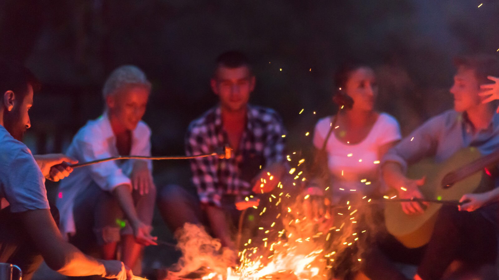 Bonfire Party Tips: नए साल के शानदार जश्न के लिए करें बोनफायर पार्टी ...