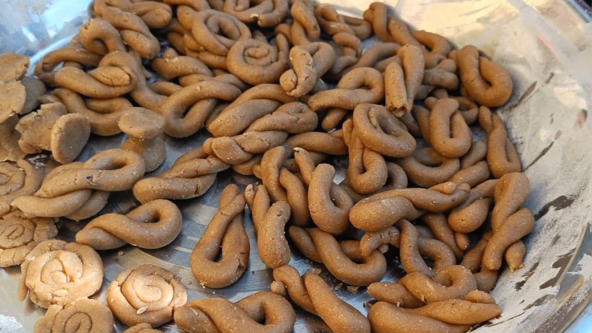 नैनीताल: घुघुतिया त्यार पर कौवों को बुलाकर खिलाए जाते हैं घुघूते, रोचक ...