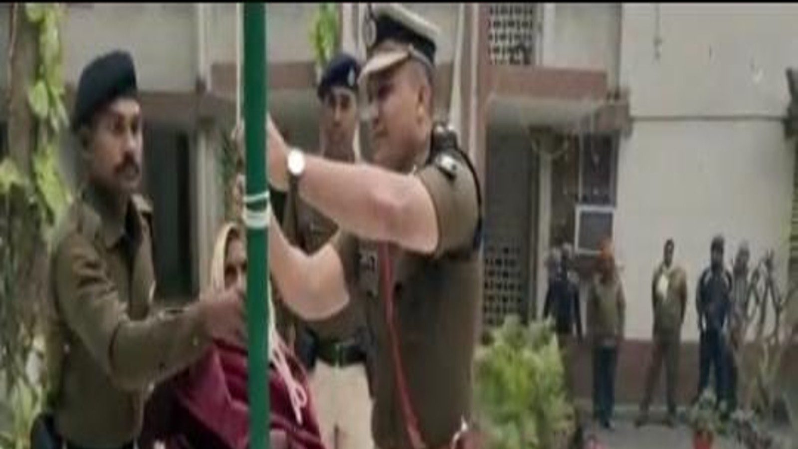 गणतंत्र दिवस पर 'सुपरकॉप' शिवदीप लांडे ने जीता दिल, 80 साल की महिला के ...