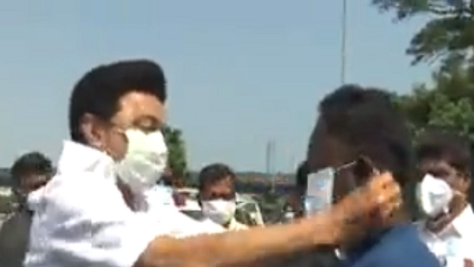 CM स्टालिन ने गाड़ी से उतरकर चेन्नई की सड़कों पर लोगों को पहनाए मास्क ...