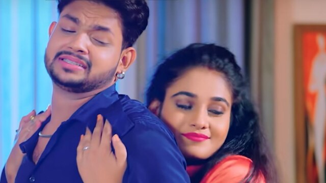 Ankush Raja के नए गाने में एक्ट्रेस ने भगवा रंग का कुर्ता पहन किया ...