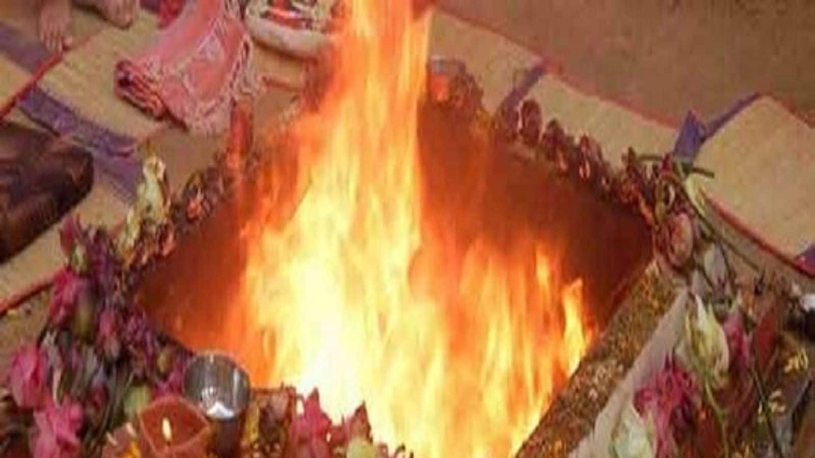 पूजा के बाद क्यों किया जाता है हवन? जानें इसका धार्मिक और वैज्ञानिक ...