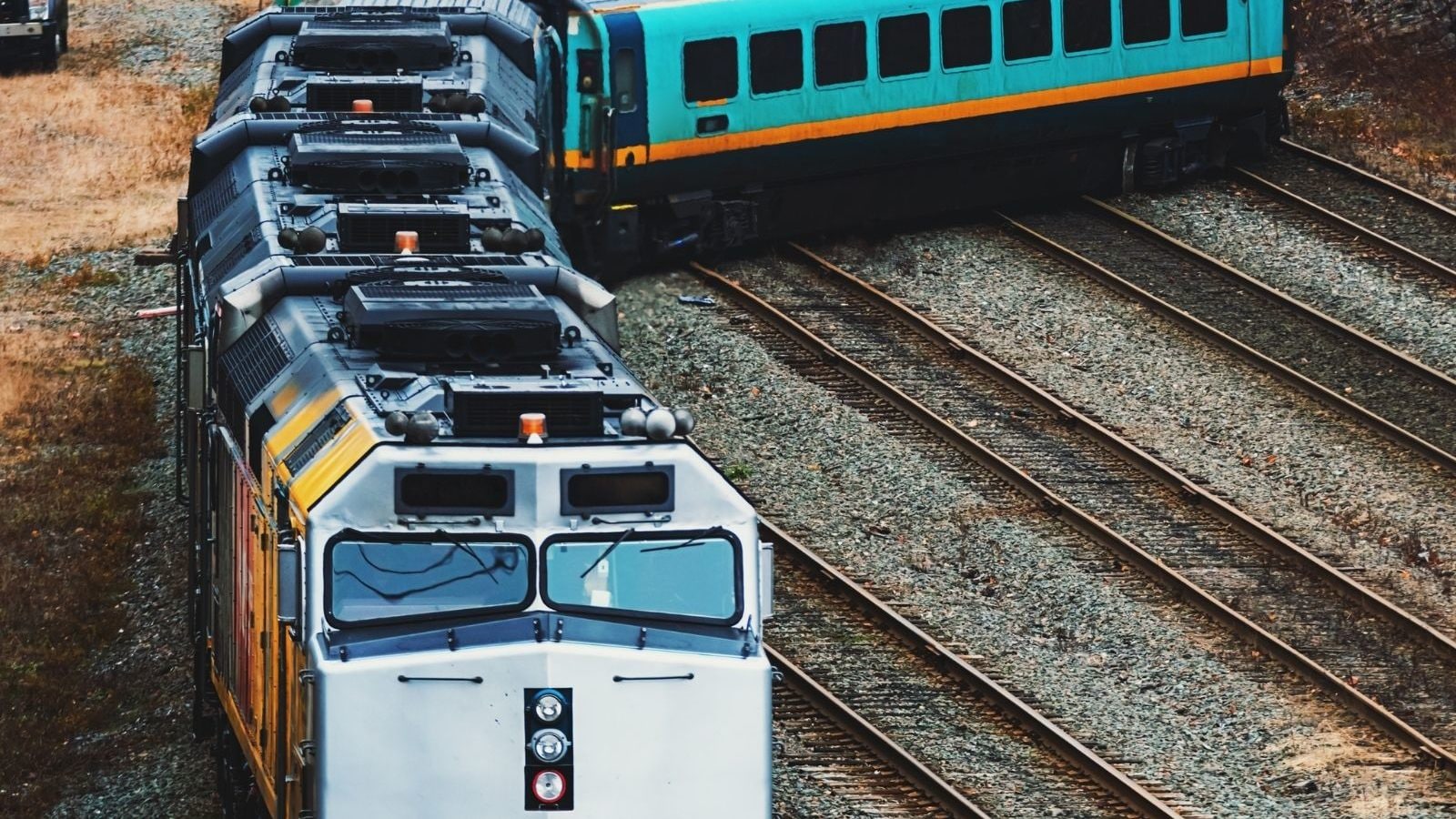 VIDEO: पटरी से उतर गई ट्रेन को दोबारा ट्रैक पर कैसे चढ़ाया जाता है ...