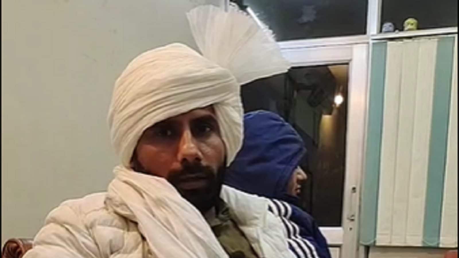 देसी पत्रकार करमू को पुलिस ने पकड़ा तो समर्थन में जुटे लोग, बिना मास्क ...