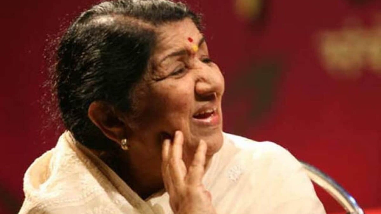 Asha Bhosle Says Puja Organised at Lata Mangeshkar home for her fast ...
