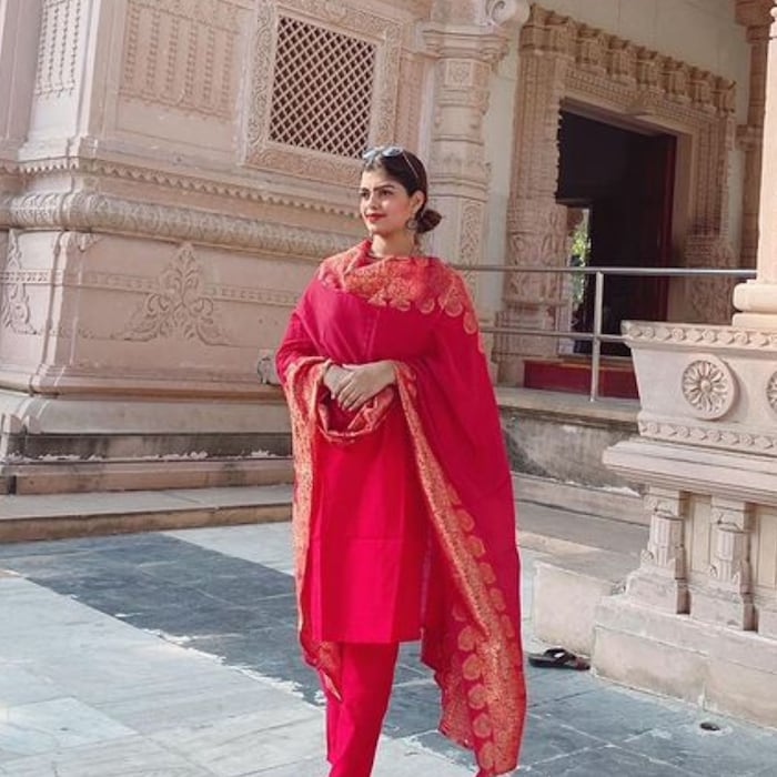 Actress prachi singh known for her bold image and now shows her simple ...