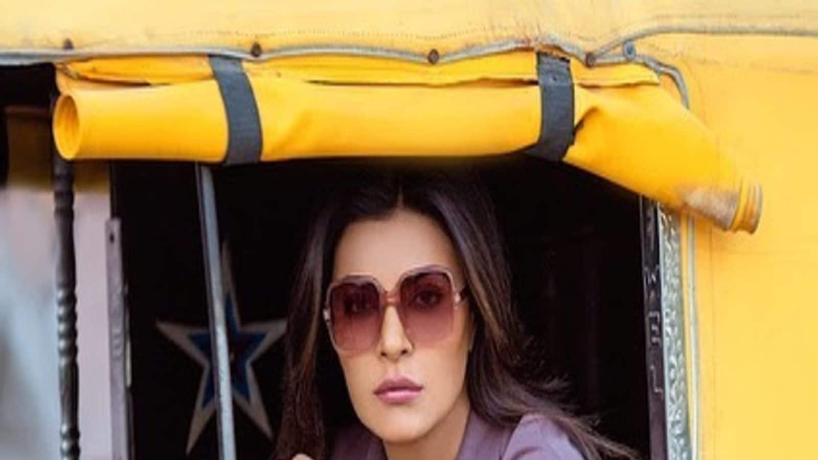 Sushmita sen sat in auto rickshaw look killer attitude flaunt tattoo on ...