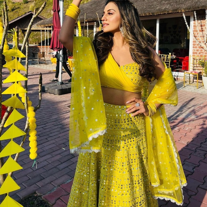 पीले कलर के लहंगे में Akshara Singh ने दिखाया 'किलर' लुक, फिदा हुईं ...