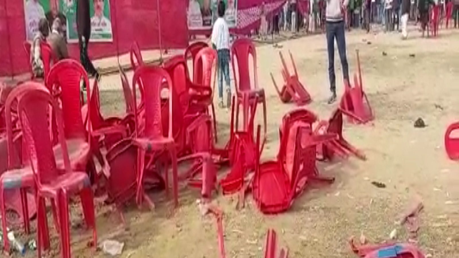 UP Election: असदुद्दीन ओवैसी की सभा में नाराज समर्थकों ने तोड़ी ...