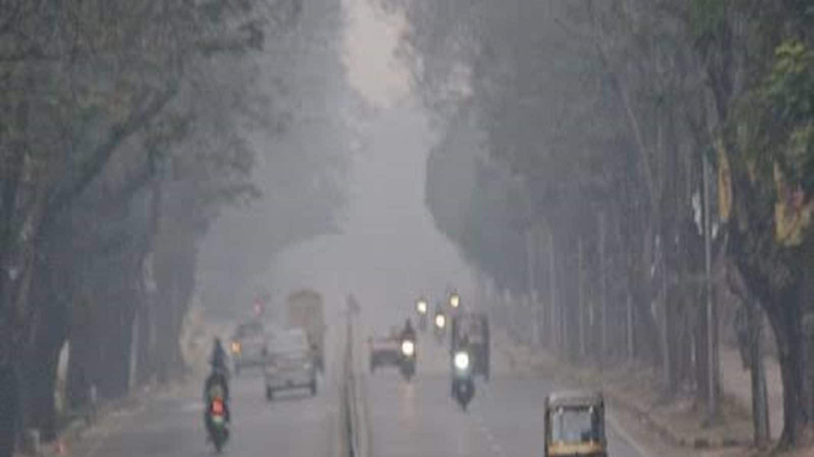 Jharkhand Weather: रांची में बारिश के बाद ठंड बढ़ी, सड़कों पर पसरा ...