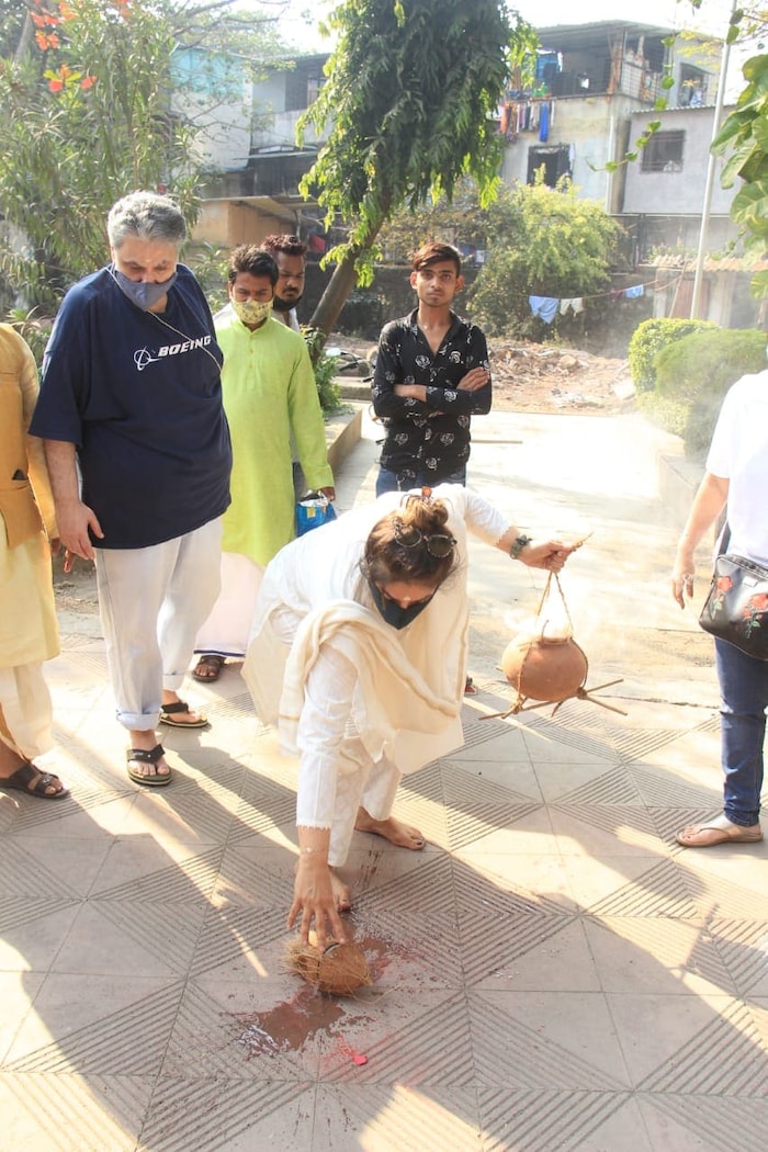 Raveena tandon perform father ravi tandon last rite with brother rajiv ...