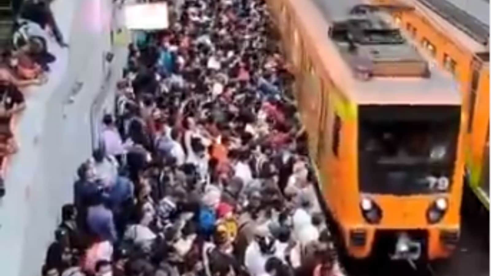 Huge crowd boarding train mexico city metro rajeev chowk andheri viral ...