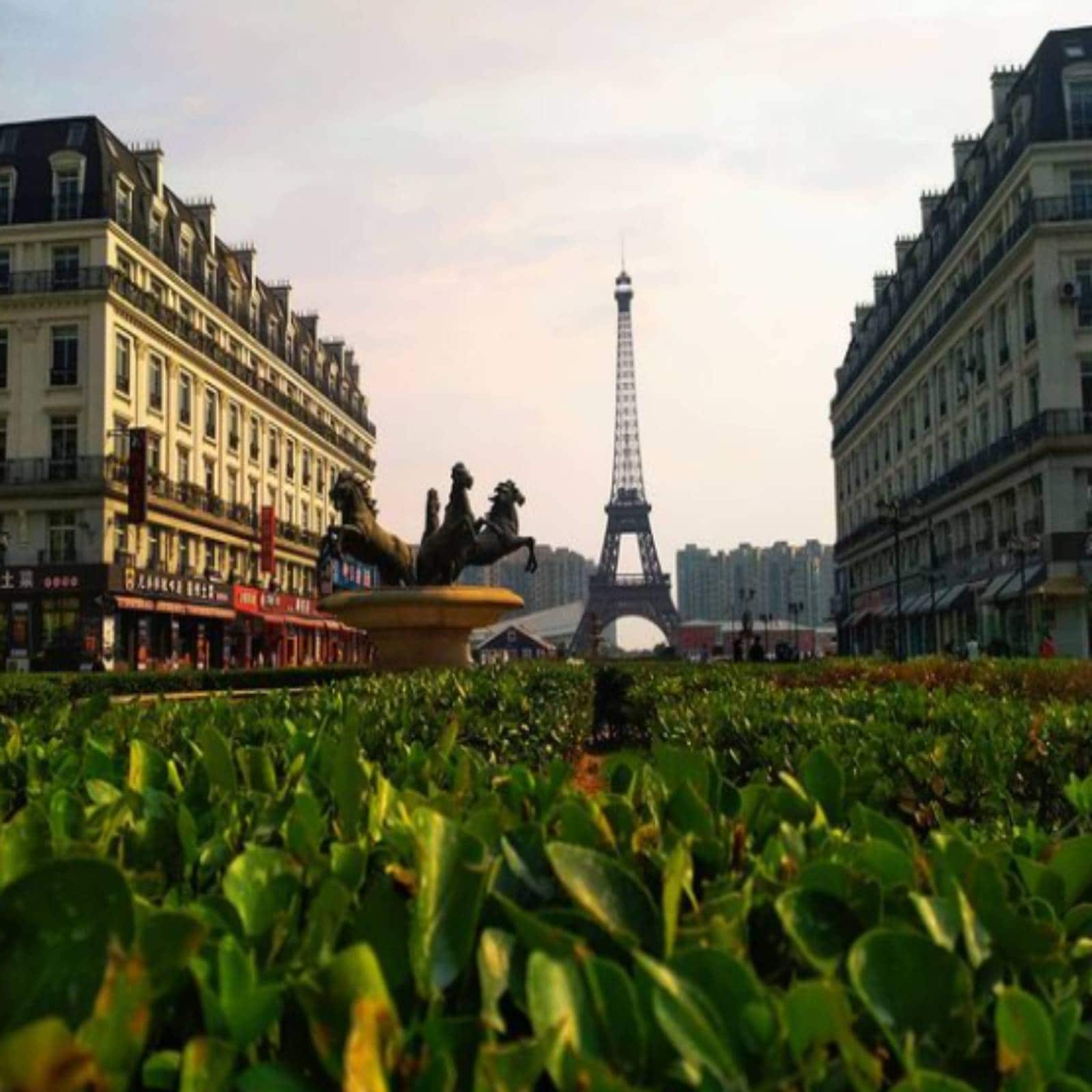 चीन ने बनवा रखा है अपना पर्सनल Eiffel Tower, तस्वीरें कर देंगी कनफ्यूज़ ...
