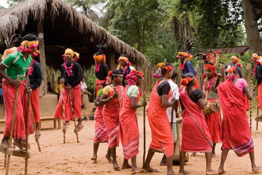 वैलेंटाइन डे पर जानें छत्तीसगढ़ की घोंटुल परंपरा, जिसमें लड़के-लड़कियां ...