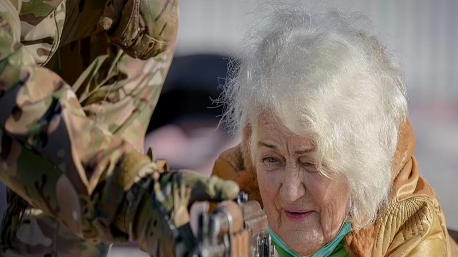 जिस उम्र में चलना-फिरना होता है मुश्किल, उसमें AK-47 चला रही हैं शूटर ...