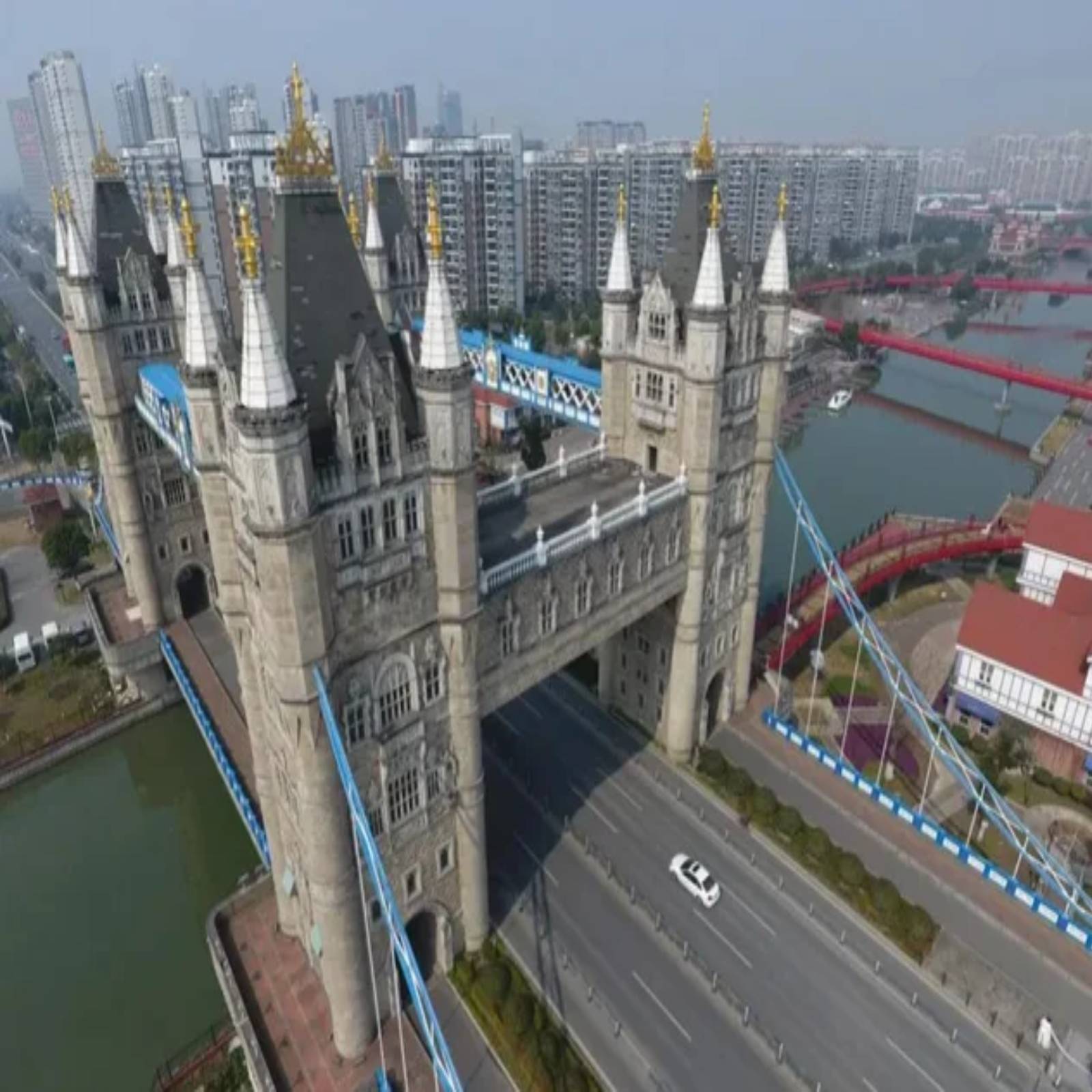 चीन ने बनवा रखा है अपना पर्सनल Eiffel Tower, तस्वीरें कर देंगी कनफ्यूज़ ...