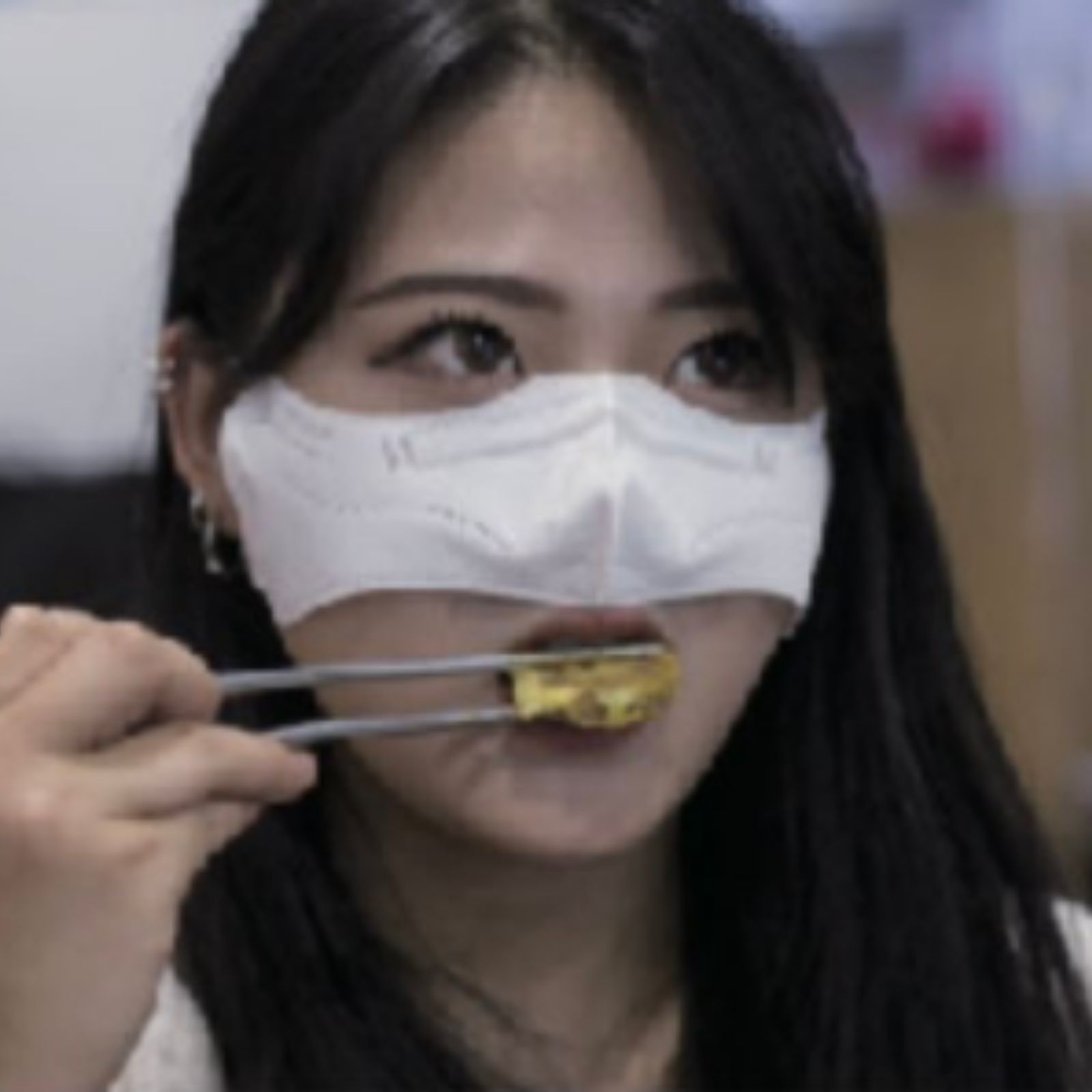 कोरोना महामारी के बीच सिर्फ नाक ढकने के लिए बनाया गया अजीबोगरीब मास्क ...