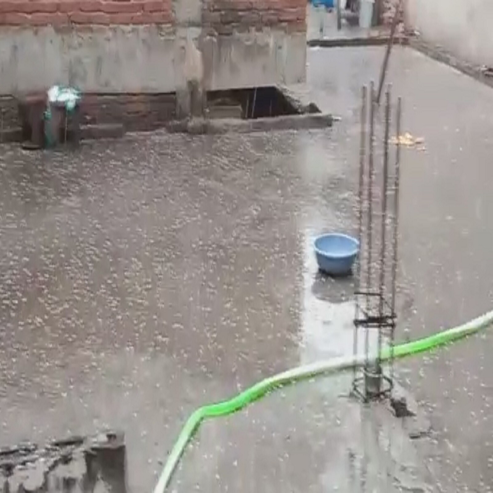 UP Rain: उत्‍तर प्रदेश में कई जगहों पर तेज हवा के साथ जोरदार बारिश, कुछ ...