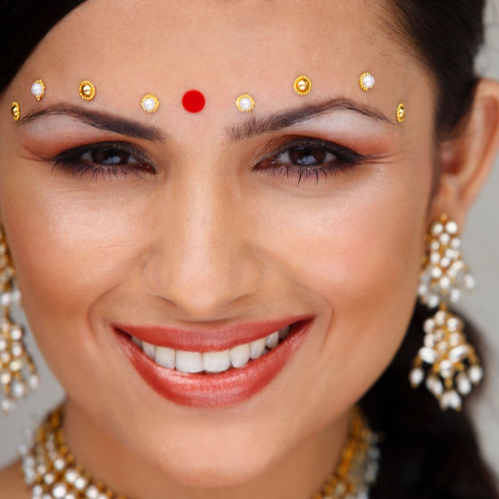 माथे पर सिर्फ फैशन के लिए नहीं लगाई जाती बिंदी! औरतें भी नहीं जानती ...