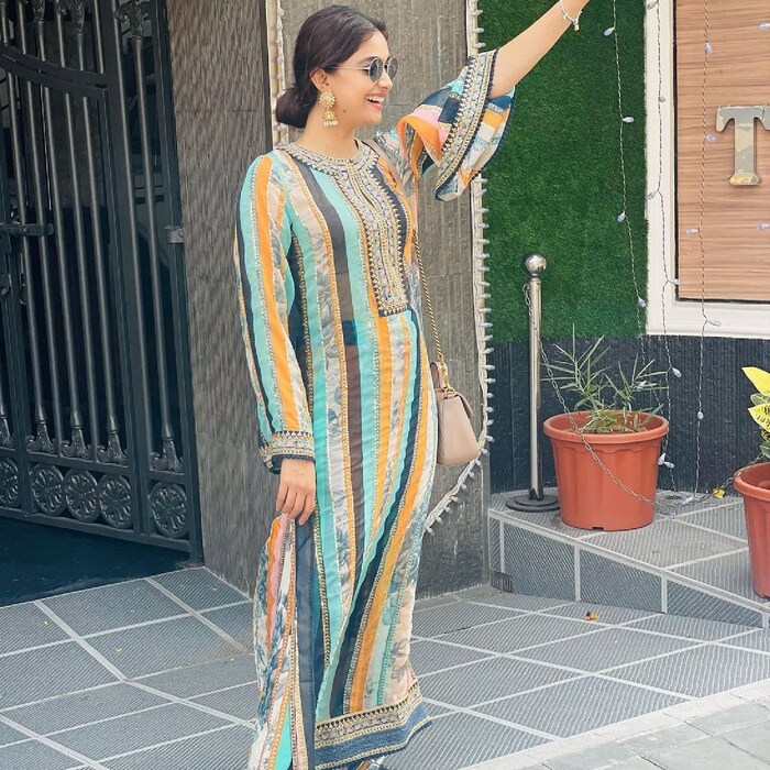 दोस्त की वेडिंग में ब्यूटी क्वीन बन पहुंचीं Keerthy Suresh, अपने लुक से ...