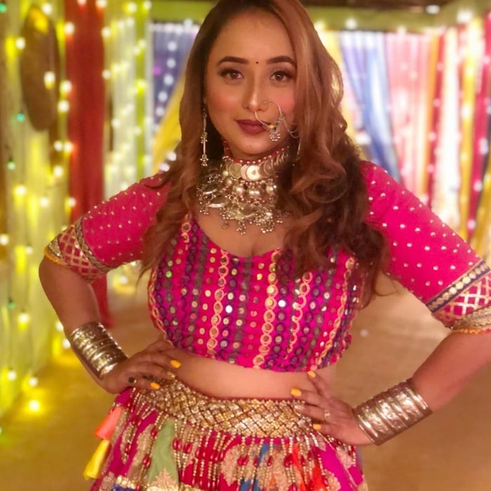 'जोबनिया जलेबी' फेम Rani chatterjee ने बार में दिए पोज तो लोगों ने लिए ...