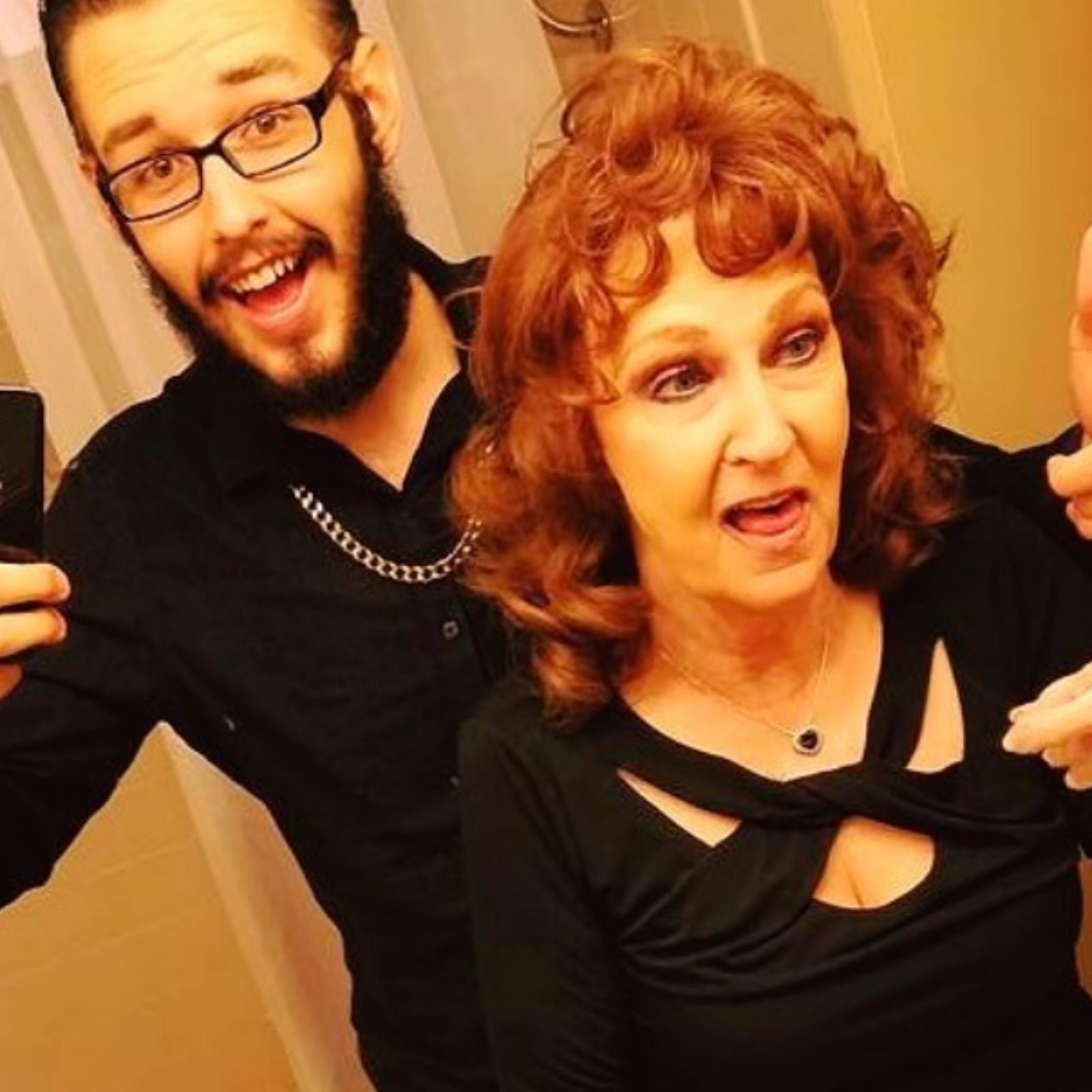 दादी-नानी भी लगाने लगी ग्लैमर का तड़का, एडल्ट साइट पर खूब पसंद की जा ...