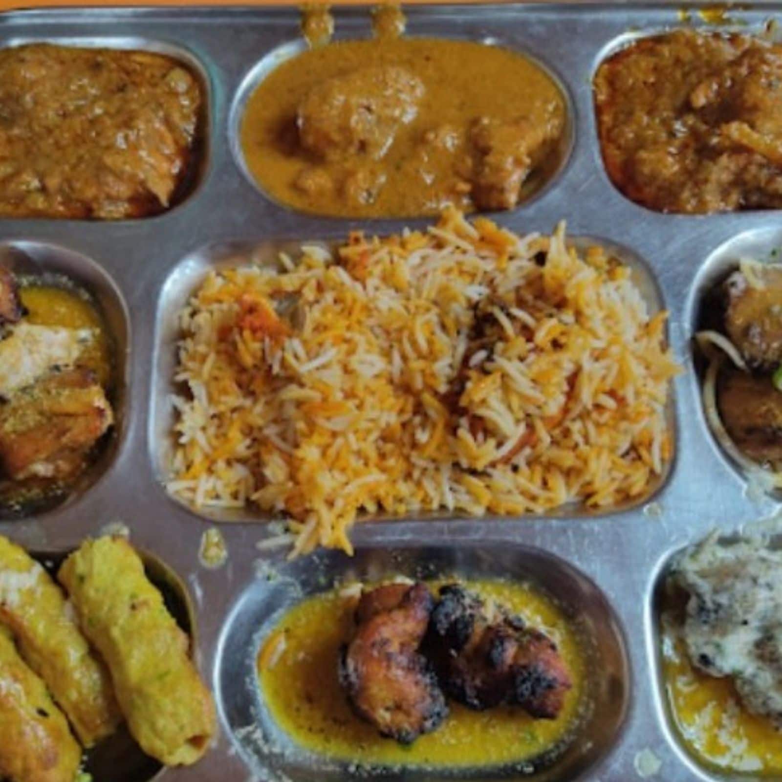 नॉनवेज की ढेर सारी वैराइटीज का स्वाद चखने के लिए जामा मस्जिद इलाके में ...