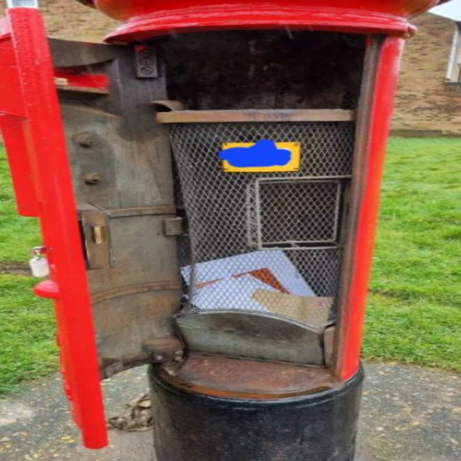 आखिर अंदर से कैसा दिखाई देता है लाल पोस्टबॉक्स? देखकर आंखों पर नहीं ...