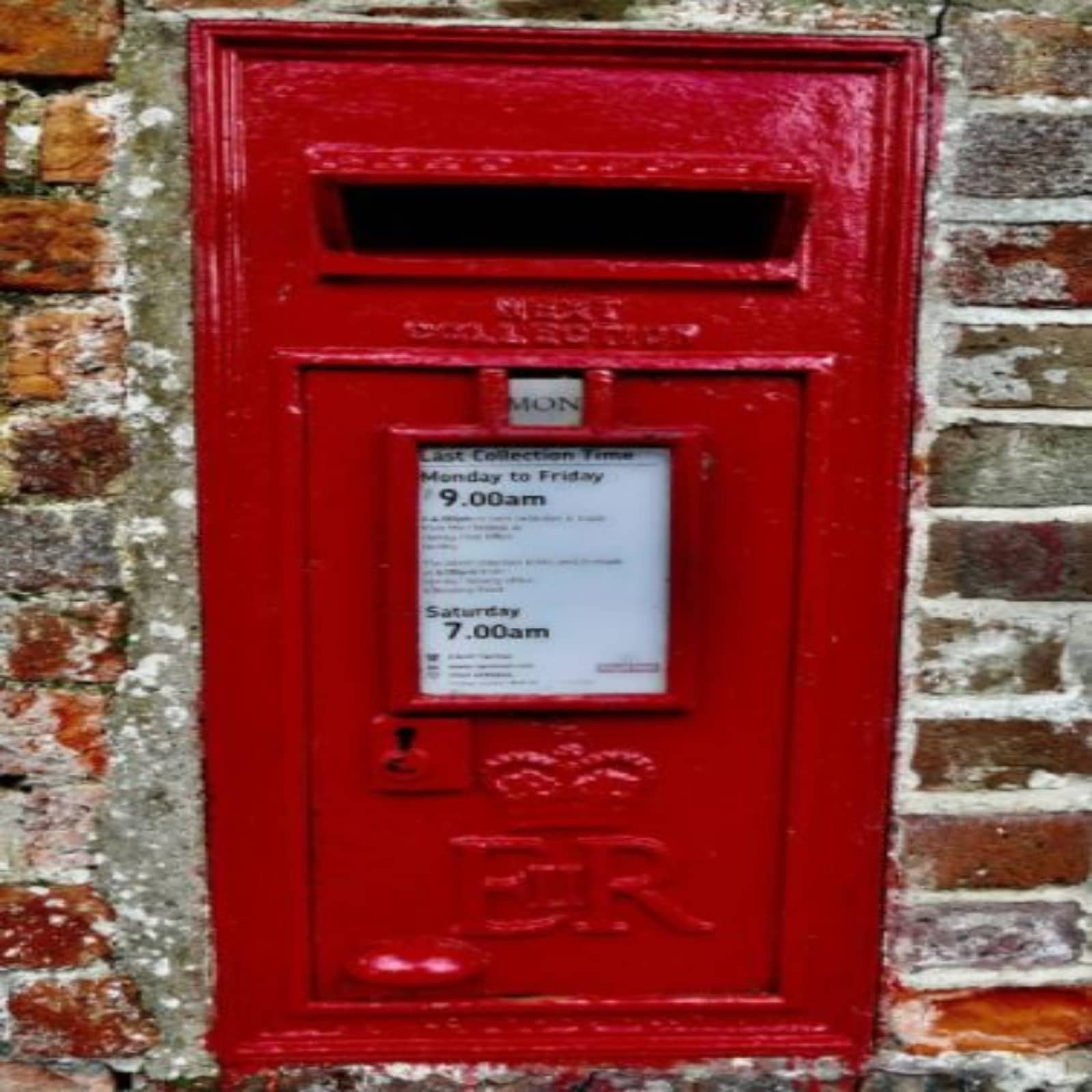 आखिर अंदर से कैसा दिखाई देता है लाल पोस्टबॉक्स? देखकर आंखों पर नहीं ...