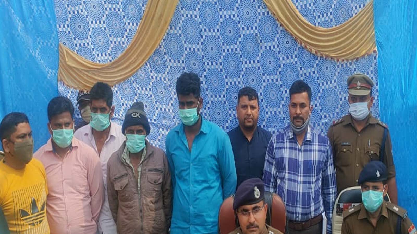 जंगल में चल रही थी हथियारों की अवैध फैक्ट्री, छापा मारने पहुंची पुलिस ...