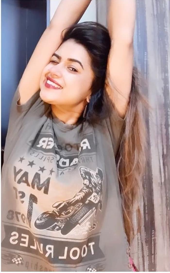 भोजपुरी गानों में सिजलिंग मूव्स से रातोंरात स्टार बनने वाली मशहूर ...