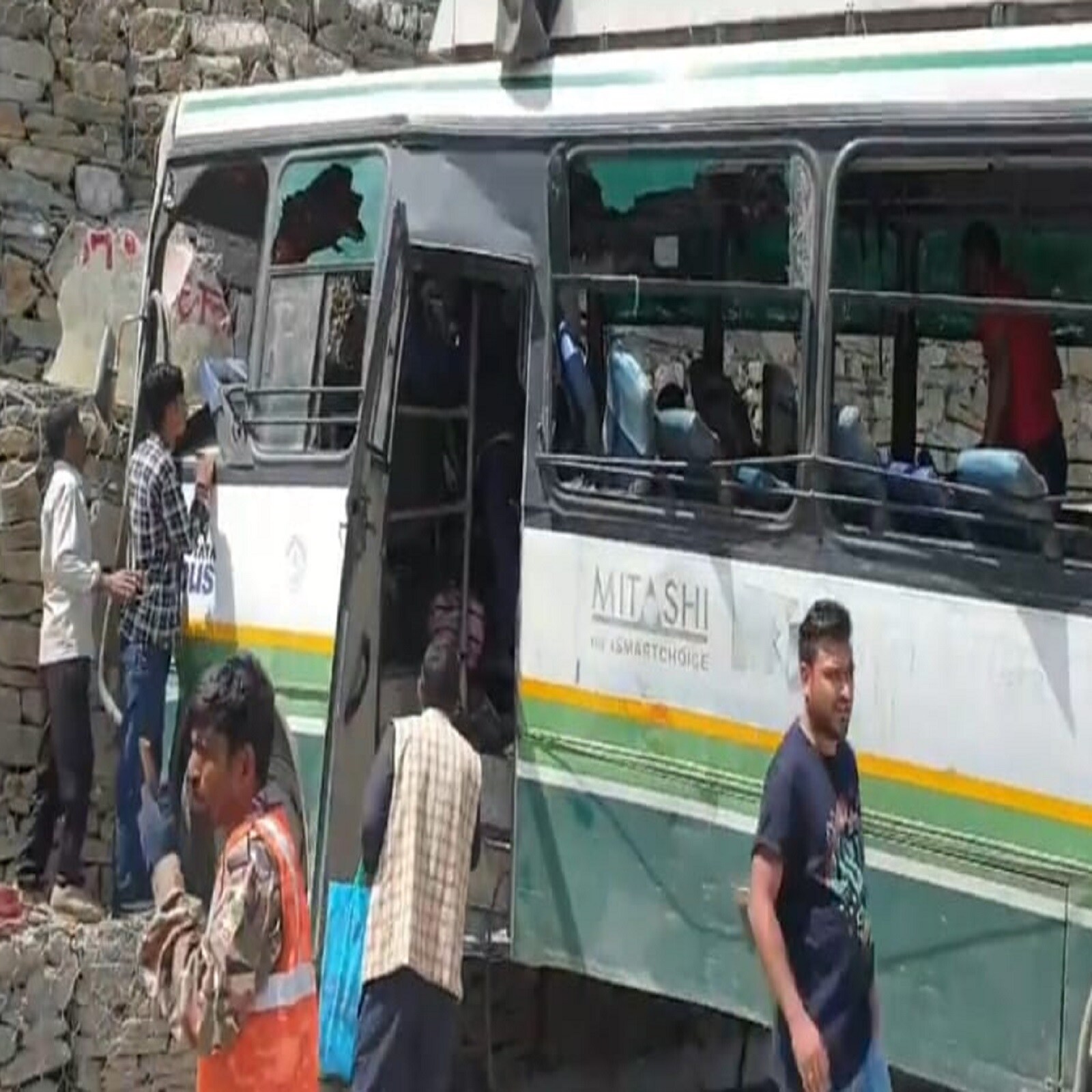 हिमाचल: पंडोह डैम के पास पहाड़ से टकराई HRTC की बस, ड्राइवर की मौत, 34 ...