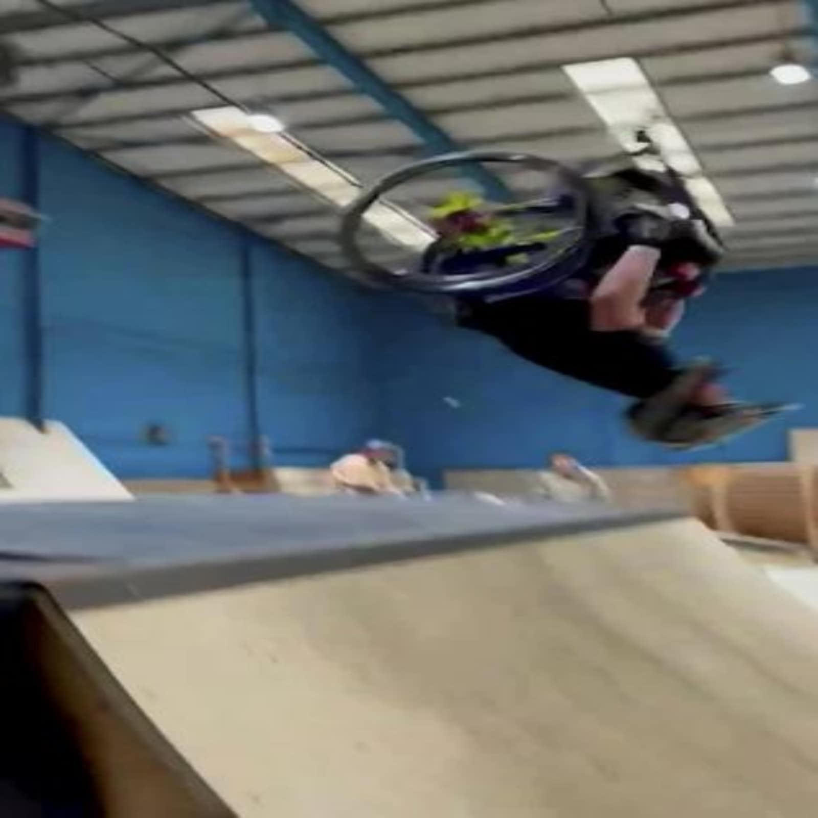 12 साल के बच्चे ने व्हीलचेयर से मारी बैकफ्लिप, एक करामात से बना डाला ...