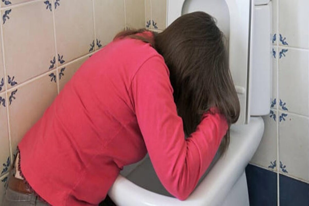 टॉयलेट सीट के अंदर गिर गया महिला का मोबाइल, निकालने के चक्कर में फंस ...