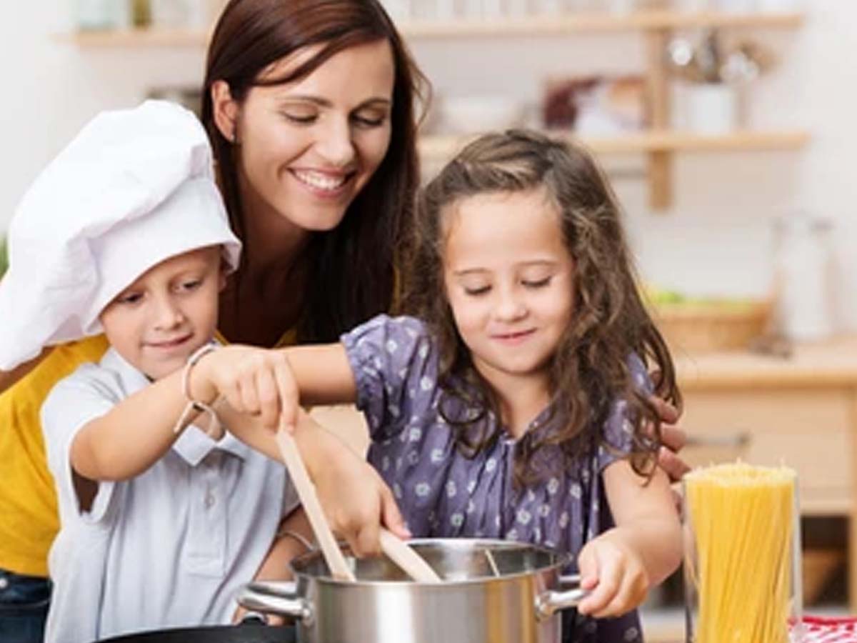 बच्चों के साथ करनी पड़ जाए कुकिंग तो इन बातों का रखें ख्याल - safety ...