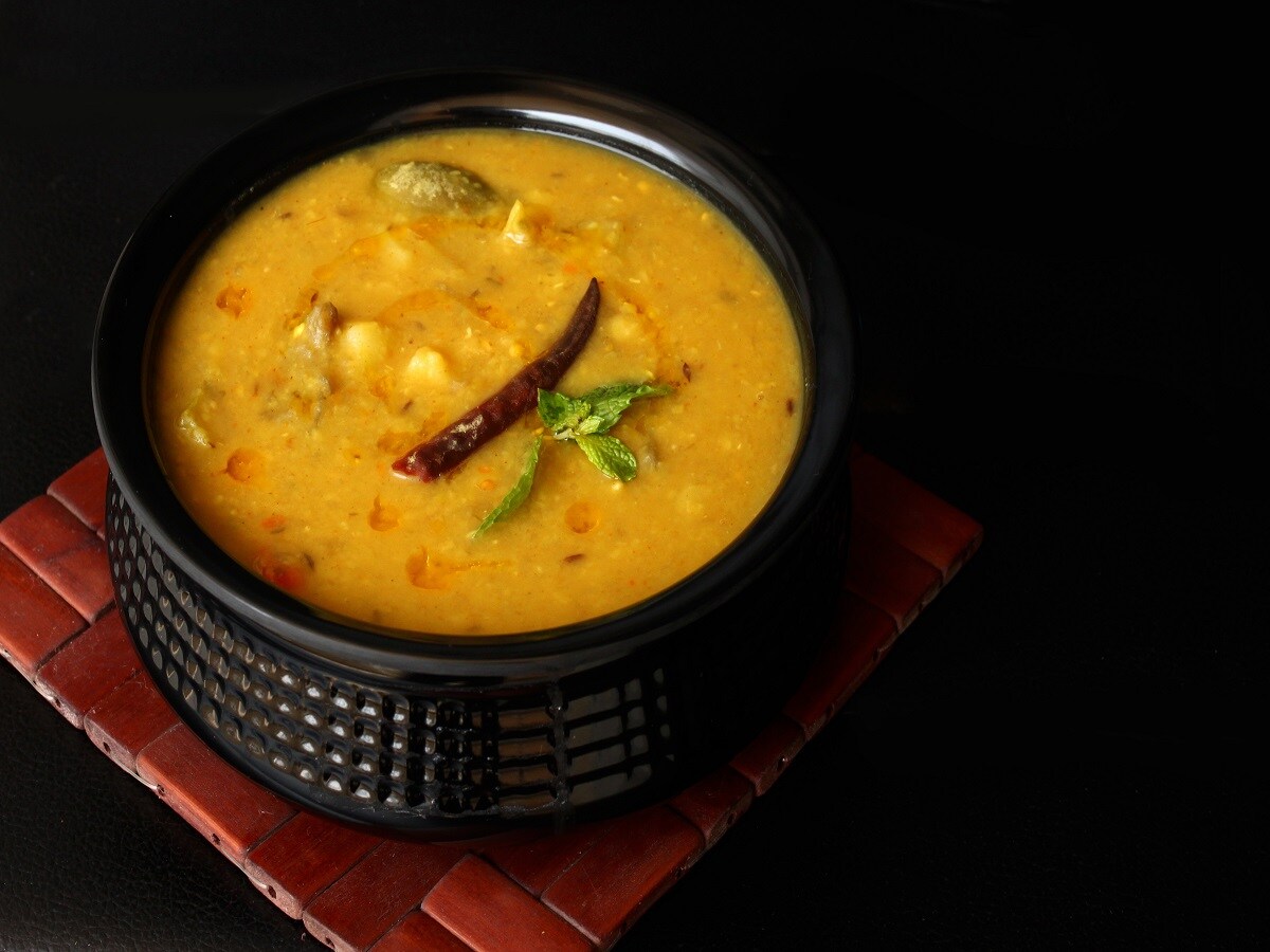 बेहतरीन स्वाद के लिए कुकर में इस तरह पकाएं दाल - kitchen hacks tips for ...