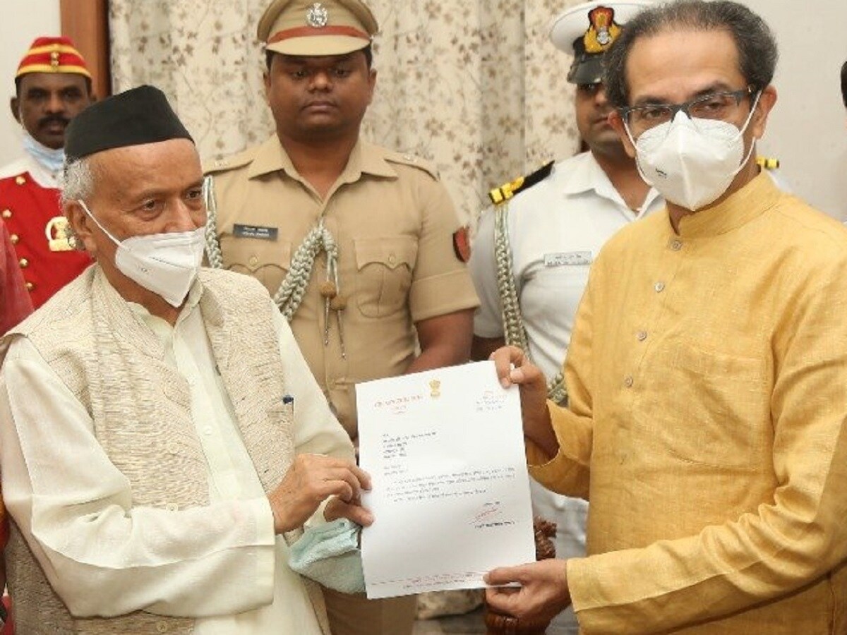मर्सिडीज कार चलाते हुए राजभवन पहुंचे सीएम उद्धव ठाकरे, राज्यपाल को ... मर्सिडीज कार चलाते हुए राजभवन पहुंचे सीएम उद्धव ठाकरे, राज्यपाल को ...