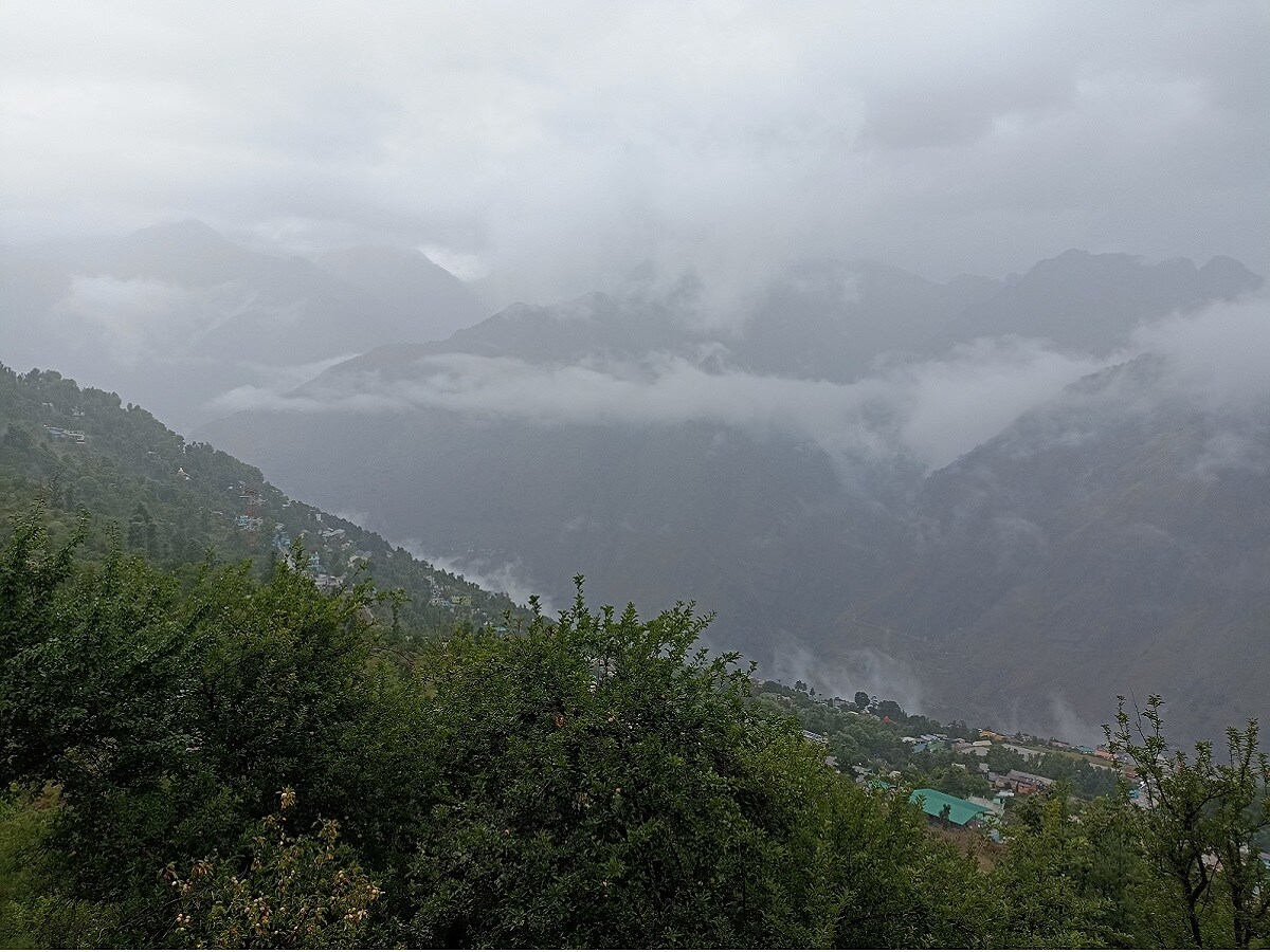Uttarakhand Weather: पहाड़ों पर बदला मौसम, हेमकुंड में बर्फबारी तो ...