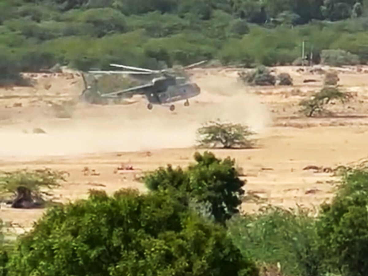 बाड़मेर बॉर्डर पर चक्कर लगाते दिखे 2 हेलिकॉप्टर, जमीन छूने से पहले हुए ...