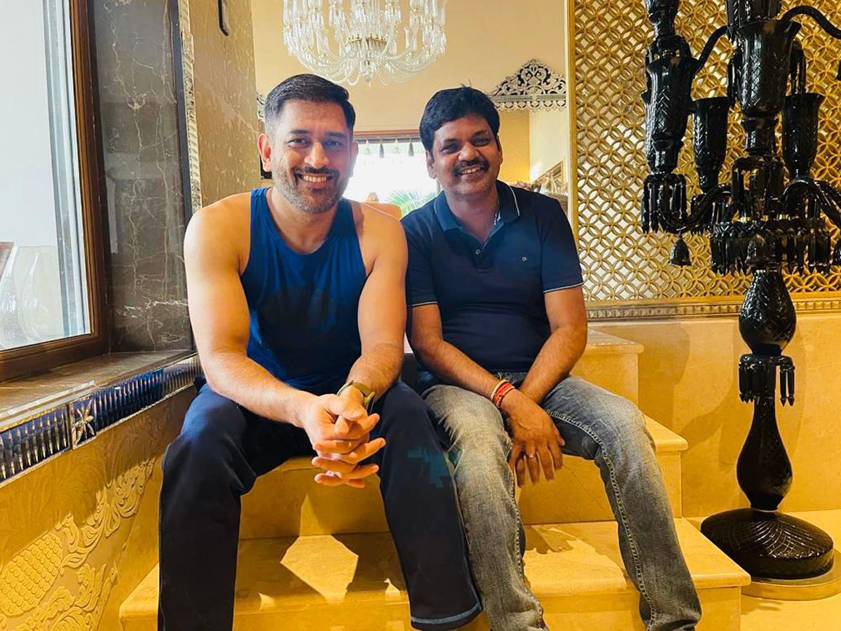 धोनी की संडे मस्ती! बचपन के यारों को घर बुलाकर सजाई गपशप की महफिल, जमकर ...