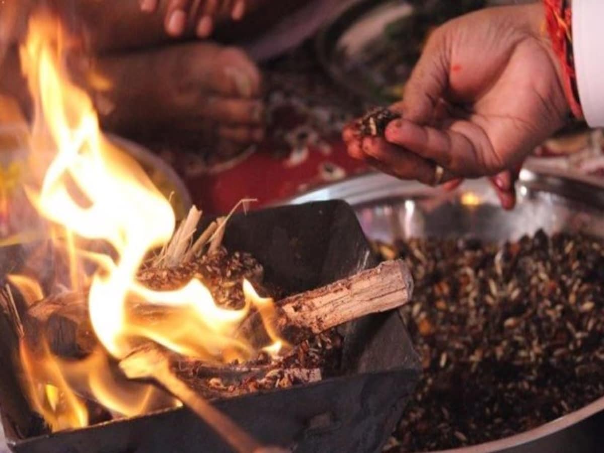 आखिर हवन के दौरान बार-बार क्यों कहा जाता है- स्वाहा? क्या आपको पता है ...