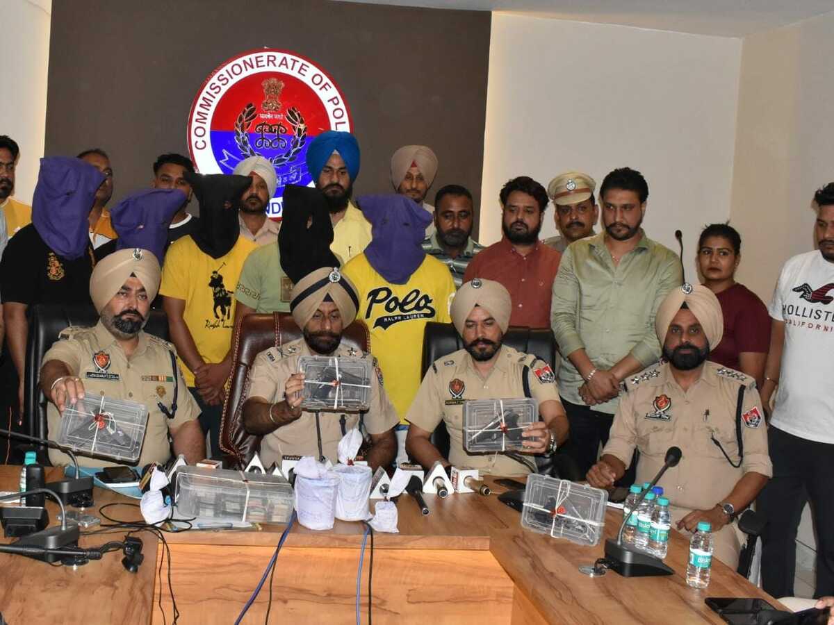 पंजाब पुलिस के हत्थे चढ़े 5 गैंगस्टर, हथियार और ड्रग मनी सहित नशीला ...