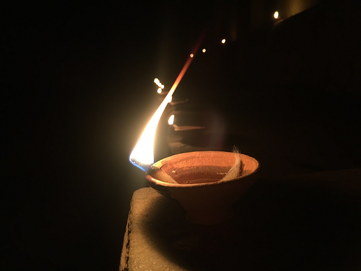 देवी-देवता की प्रतिमा के सामने दीपक जलाते समय करें इस मंत्र का जाप ...